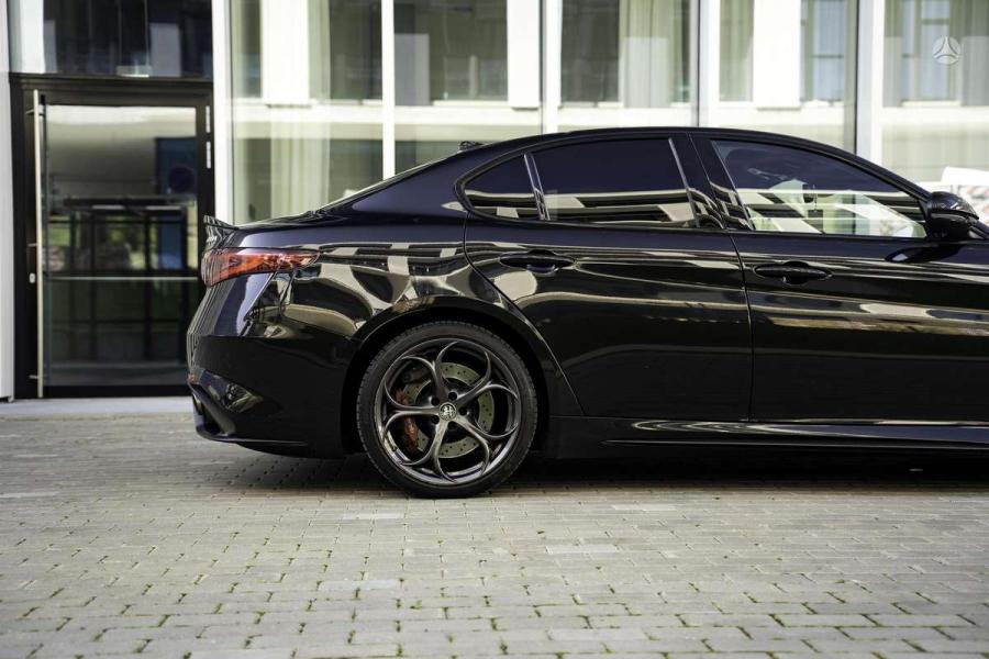 Melns Alfa Romeo Giulia 2019 Viļņa, ar dzinēja tilpumu 2.89 L un nobraukumu 69 tūkst. km par 46900 €, foto 13 vietnē AUTOMOTO.COM.LV