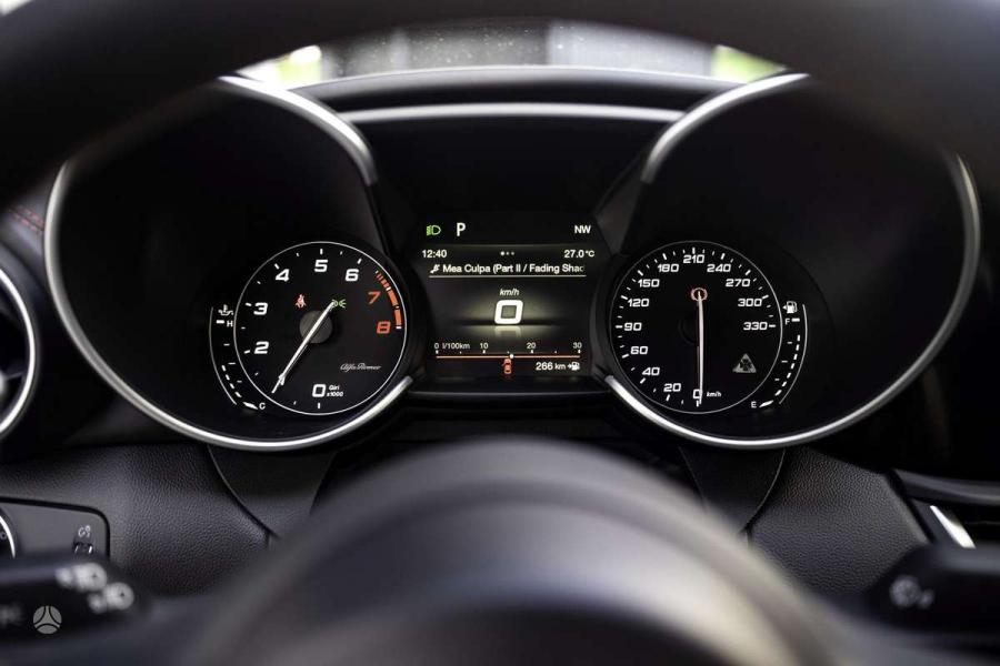 Melns Alfa Romeo Giulia 2019 Viļņa, ar dzinēja tilpumu 2.89 L un nobraukumu 69 tūkst. km par 46900 €, foto 28 vietnē AUTOMOTO.COM.LV