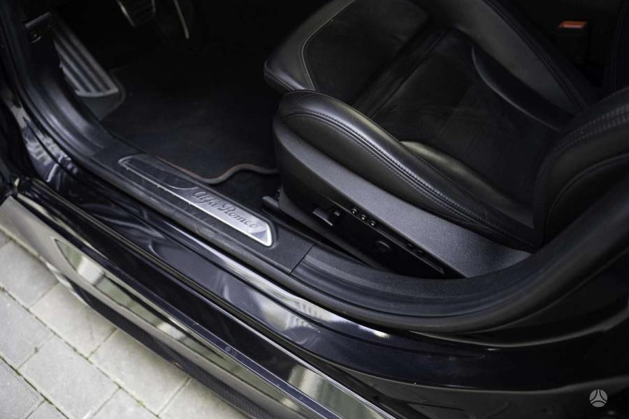 Melns Alfa Romeo Giulia 2019 Viļņa, ar dzinēja tilpumu 2.89 L un nobraukumu 69 tūkst. km par 46900 €, foto 38 vietnē AUTOMOTO.COM.LV