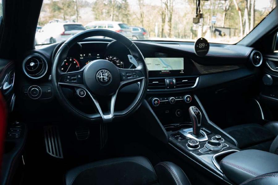 Black Alfa Romeo Giulia 2020 in Vilnius, with an engine capacity of 2.00 L and mileage of 46 thousand km for 21490 €, photo 15 on AUTOMOTO.COM.LV