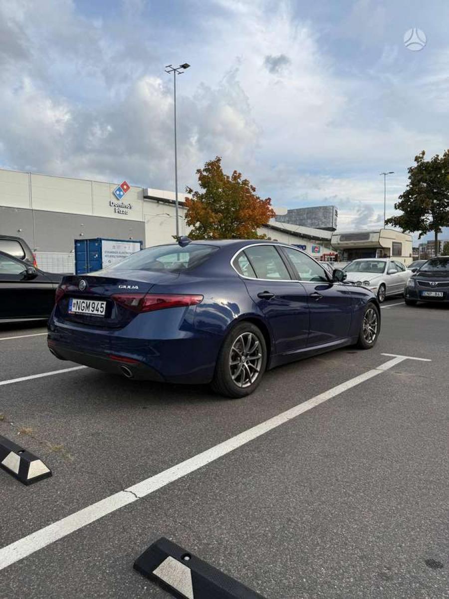 Blue Alfa Romeo Giulia 2016 in Vilnius, with an engine capacity of 2.14 L and mileage of 100 thousand km for 14000 €, photo 3 on AUTOMOTO.COM.LV