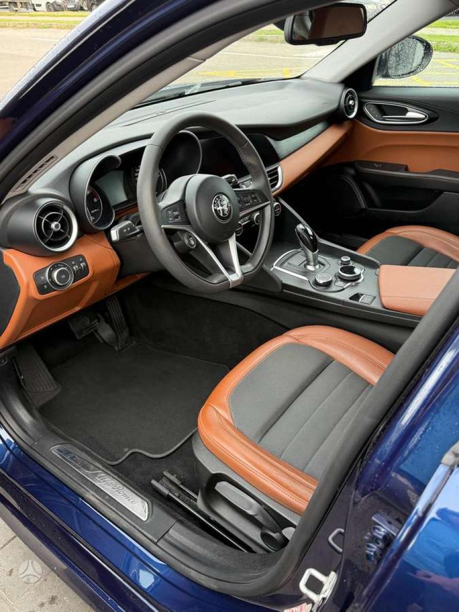 Blue Alfa Romeo Giulia 2016 in Vilnius, with an engine capacity of 2.14 L and mileage of 100 thousand km for 14000 €, photo 6 on AUTOMOTO.COM.LV