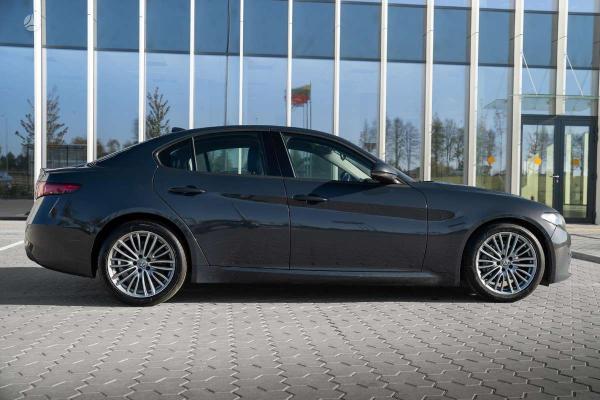 Blue Alfa Romeo Giulia 2017 in Vilnius, with an engine capacity of 2.14 L and mileage of 277 thousand km for 8300 €, photo 3 on AUTOMOTO.COM.LV