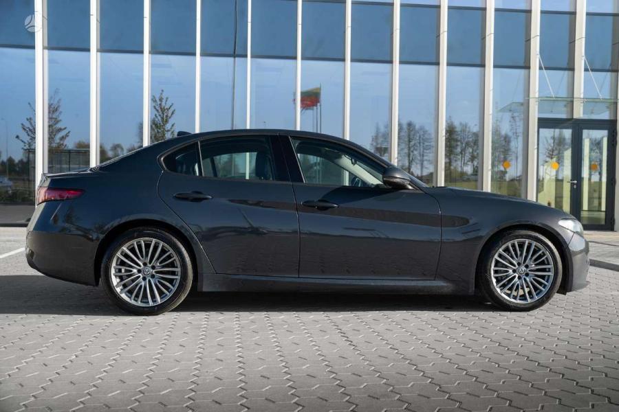 Zils Alfa Romeo Giulia 2017 Viļņa, ar dzinēja tilpumu 2.14 L un nobraukumu 277 tūkst. km par 8300 €, foto 3 vietnē AUTOMOTO.COM.LV
