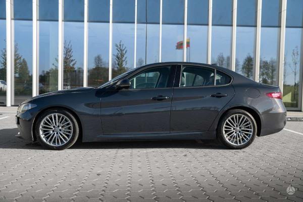 Blue Alfa Romeo Giulia 2017 in Vilnius, with an engine capacity of 2.14 L and mileage of 277 thousand km for 8300 €, photo 10 on AUTOMOTO.COM.LV
