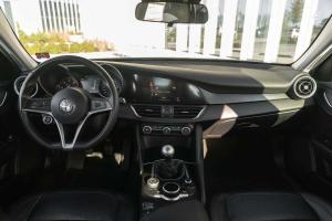 Zils Alfa Romeo Giulia 2017 Viļņa, ar dzinēja tilpumu 2.14 L un nobraukumu 277 tūkst. km par 8300 €, foto 16 vietnē AUTOMOTO.COM.LV