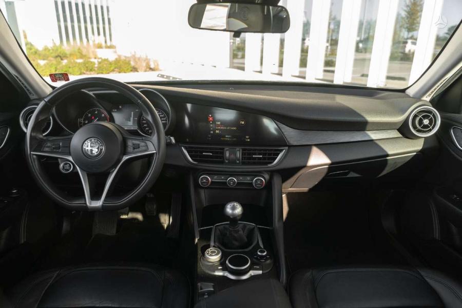 Zils Alfa Romeo Giulia 2017 Viļņa, ar dzinēja tilpumu 2.14 L un nobraukumu 277 tūkst. km par 8300 €, foto 16 vietnē AUTOMOTO.COM.LV