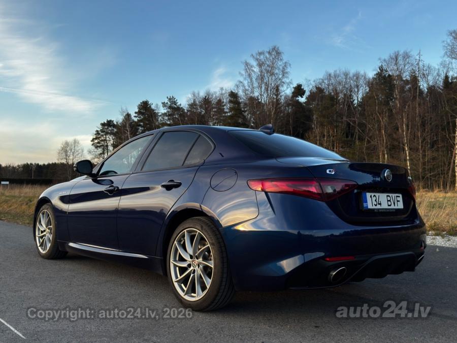 Zils Alfa Romeo Giulia 2017 Tallina, ar dzinēja tilpumu 2.00 L un nobraukumu 126 tūkst. km par 24900 €, foto 10 vietnē AUTOMOTO.COM.LV