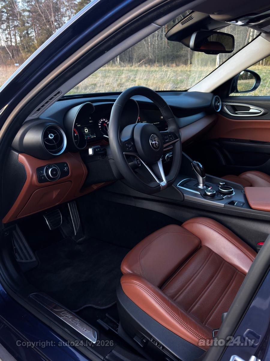 Zils Alfa Romeo Giulia 2017 Tallina, ar dzinēja tilpumu 2.00 L un nobraukumu 126 tūkst. km par 24900 €, foto 12 vietnē AUTOMOTO.COM.LV