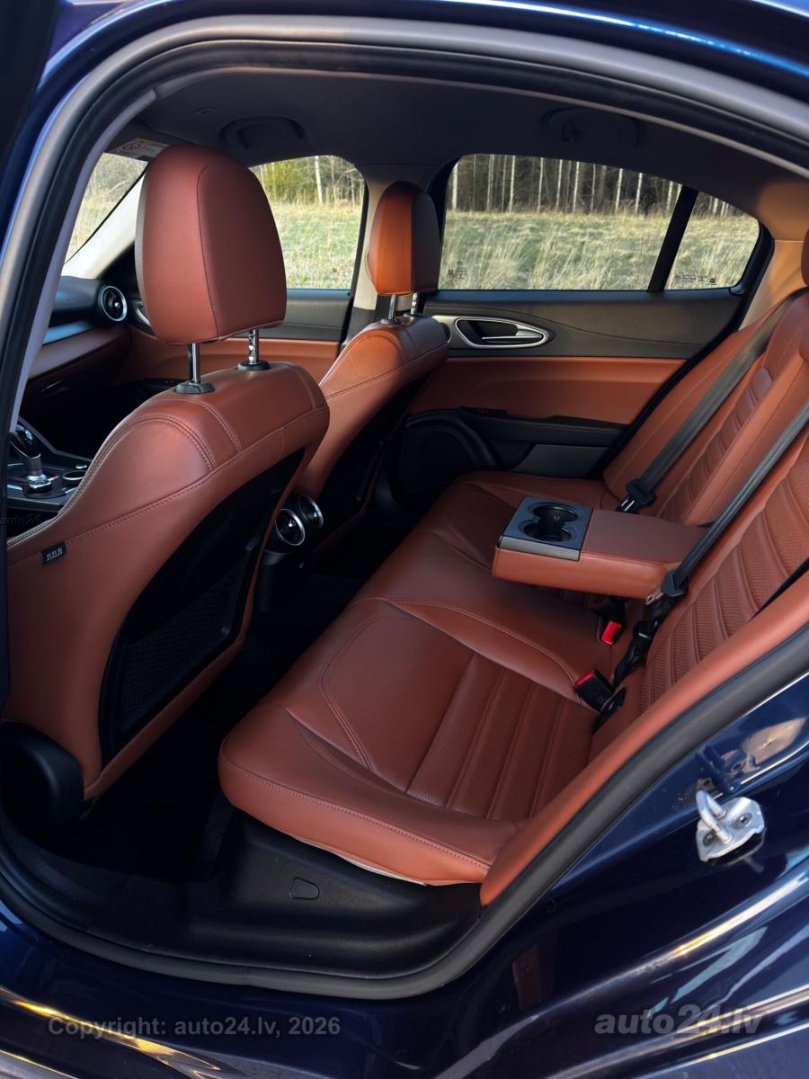 Zils Alfa Romeo Giulia 2017 Tallina, ar dzinēja tilpumu 2.00 L un nobraukumu 126 tūkst. km par 24900 €, foto 13 vietnē AUTOMOTO.COM.LV