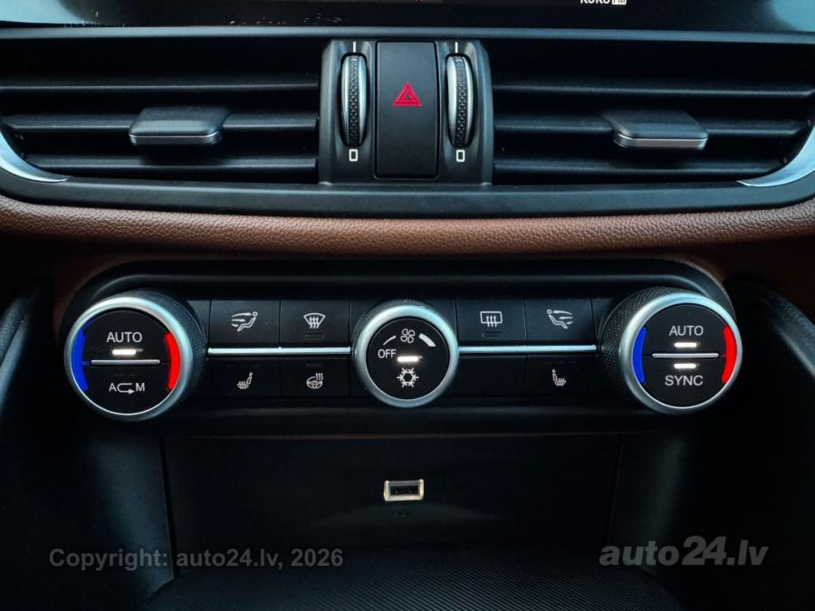 Zils Alfa Romeo Giulia 2017 Tallina, ar dzinēja tilpumu 2.00 L un nobraukumu 126 tūkst. km par 24900 €, foto 16 vietnē AUTOMOTO.COM.LV
