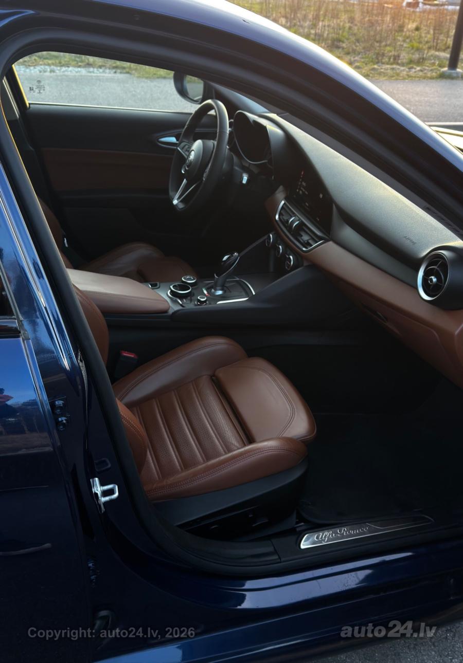 Zils Alfa Romeo Giulia 2017 Tallina, ar dzinēja tilpumu 2.00 L un nobraukumu 126 tūkst. km par 24900 €, foto 17 vietnē AUTOMOTO.COM.LV