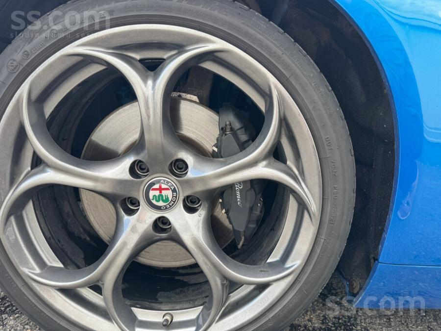 Blue Alfa Romeo Giulia 2017 in Riga, with an engine capacity of 2.20 L and mileage of 200 thousand km for 17500 €, photo 9 on AUTOMOTO.COM.LV