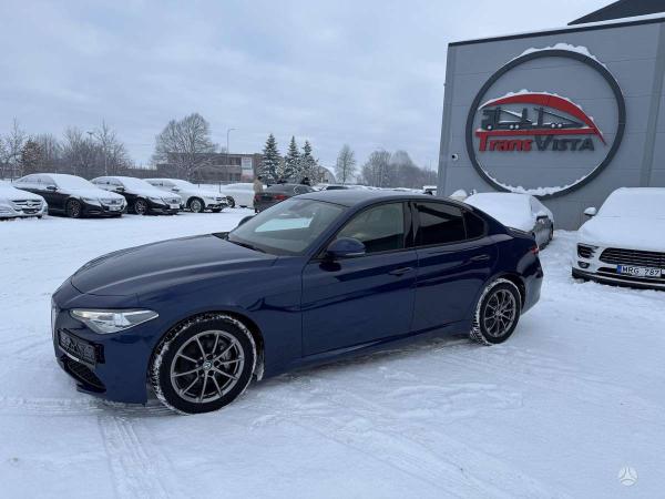 Blue Alfa Romeo Giulia 2018 in Telschi, with an engine capacity of 2.14 L and mileage of 111 thousand km for 10500 €, photo 3 on AUTOMOTO.COM.LV