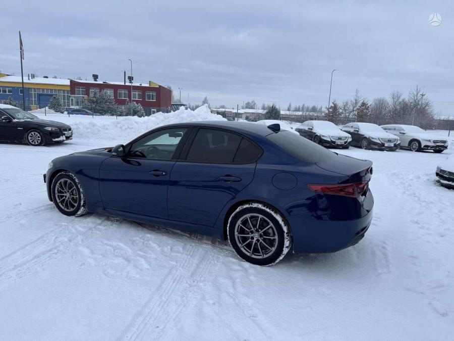 Zils Alfa Romeo Giulia 2018 Telšiai, ar dzinēja tilpumu 2.14 L un nobraukumu 111 tūkst. km par 10500 €, foto 4 vietnē AUTOMOTO.COM.LV