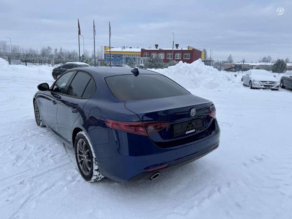 Blue Alfa Romeo Giulia 2018 in Telschi, with an engine capacity of 2.14 L and mileage of 111 thousand km for 10500 €, photo 5 on AUTOMOTO.COM.LV