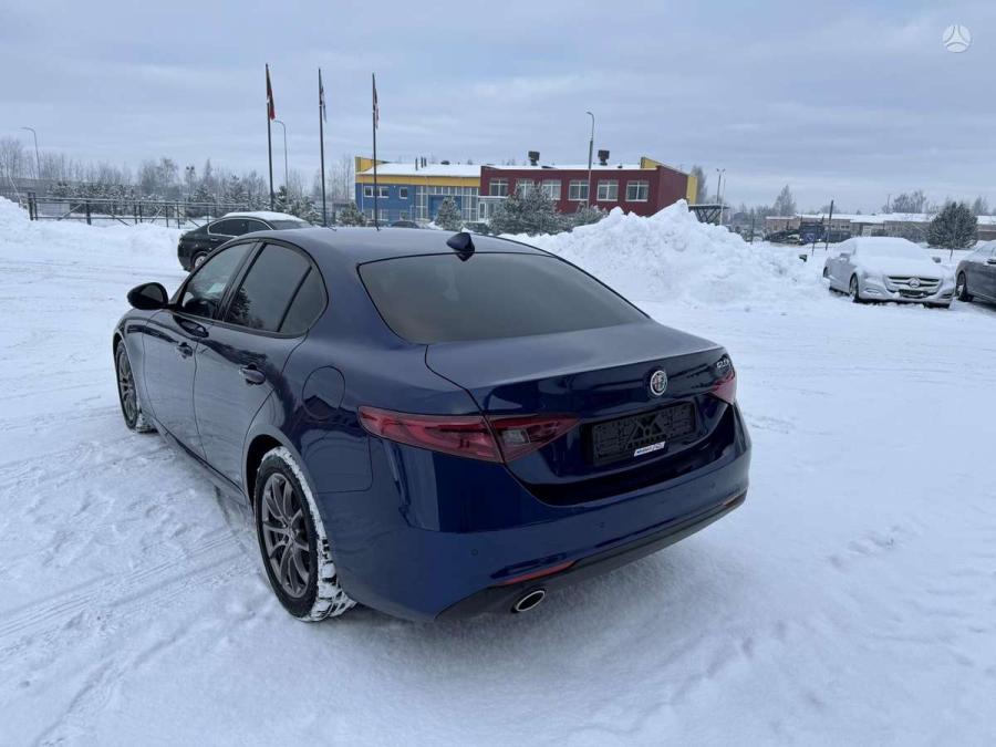 Zils Alfa Romeo Giulia 2018 Telšiai, ar dzinēja tilpumu 2.14 L un nobraukumu 111 tūkst. km par 10500 €, foto 5 vietnē AUTOMOTO.COM.LV
