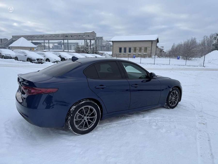 Zils Alfa Romeo Giulia 2018 Telšiai, ar dzinēja tilpumu 2.14 L un nobraukumu 111 tūkst. km par 10500 €, foto 8 vietnē AUTOMOTO.COM.LV