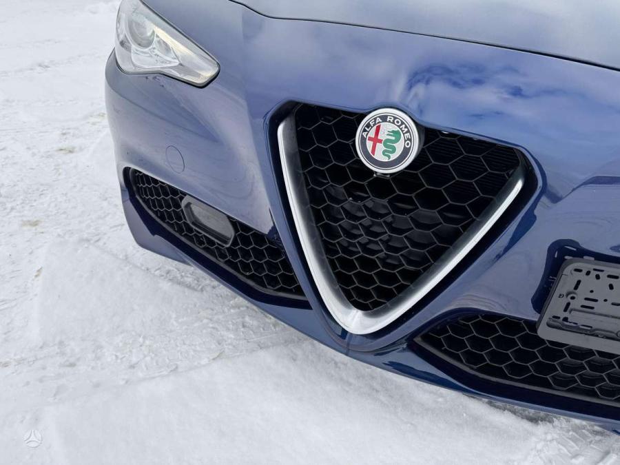 Zils Alfa Romeo Giulia 2018 Telšiai, ar dzinēja tilpumu 2.14 L un nobraukumu 111 tūkst. km par 10500 €, foto 13 vietnē AUTOMOTO.COM.LV