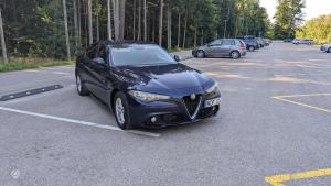 Zils Alfa Romeo Giulia 2018 Klaipėda, ar dzinēja tilpumu 2.14 L un nobraukumu 214 tūkst. km par 9900 €, foto  vietnē AUTOMOTO.COM.LV