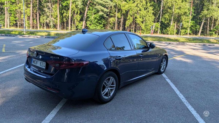 Blue Alfa Romeo Giulia 2018 in Klaipeda, with an engine capacity of 2.14 L and mileage of 214 thousand km for 9900 €, photo 6 on AUTOMOTO.COM.LV