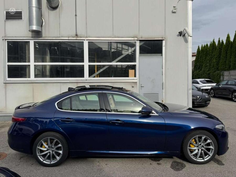Zils Alfa Romeo Giulia 2019 Rīga, ar dzinēja tilpumu 2.00 L un nobraukumu 160 tūkst. km par 20900 €, foto 5 vietnē AUTOMOTO.COM.LV