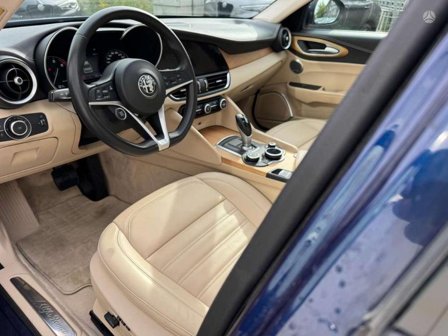 Zils Alfa Romeo Giulia 2019 Rīga, ar dzinēja tilpumu 2.00 L un nobraukumu 160 tūkst. km par 20900 €, foto 10 vietnē AUTOMOTO.COM.LV