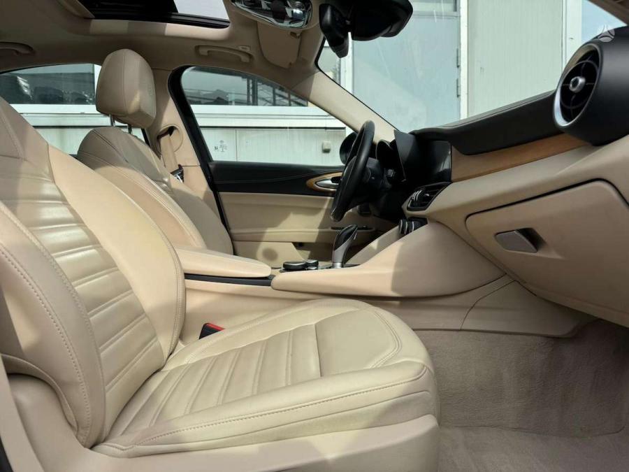 Zils Alfa Romeo Giulia 2019 Rīga, ar dzinēja tilpumu 2.00 L un nobraukumu 160 tūkst. km par 20900 €, foto 16 vietnē AUTOMOTO.COM.LV