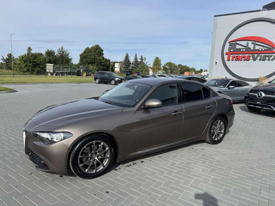 Brown Alfa Romeo Giulia 2017 in Telschi, with an engine capacity of 2.14 L and mileage of 207 thousand km for 8700 €, photo 3 on AUTOMOTO.COM.LV