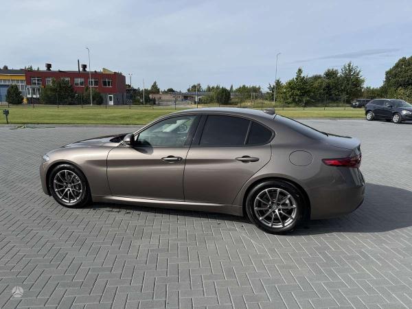 Brown Alfa Romeo Giulia 2017 in Telschi, with an engine capacity of 2.14 L and mileage of 207 thousand km for 8700 €, photo 3 on AUTOMOTO.COM.LV