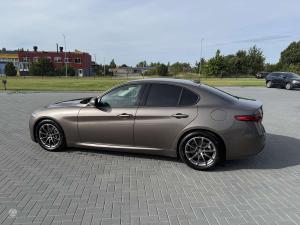 Brown Alfa Romeo Giulia 2017 in Telschi, with an engine capacity of 2.14 L and mileage of 207 thousand km for 8700 €, photo 4 on AUTOMOTO.COM.LV