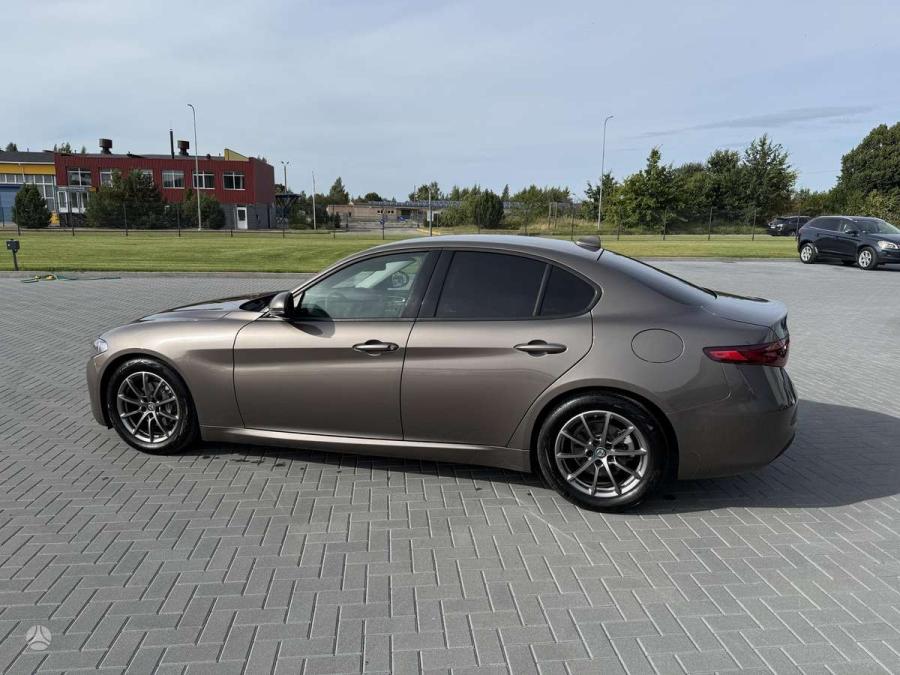 Brown Alfa Romeo Giulia 2017 in Telschi, with an engine capacity of 2.14 L and mileage of 207 thousand km for 8700 €, photo 4 on AUTOMOTO.COM.LV
