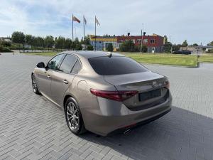 Brown Alfa Romeo Giulia 2017 in Telschi, with an engine capacity of 2.14 L and mileage of 207 thousand km for 8700 €, photo 5 on AUTOMOTO.COM.LV