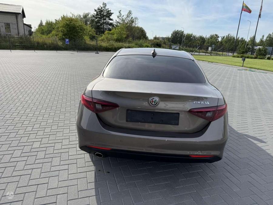 Brown Alfa Romeo Giulia 2017 in Telschi, with an engine capacity of 2.14 L and mileage of 207 thousand km for 8700 €, photo 6 on AUTOMOTO.COM.LV