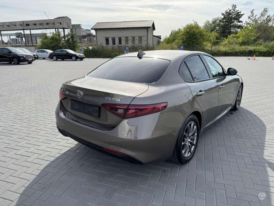 Brown Alfa Romeo Giulia 2017 in Telschi, with an engine capacity of 2.14 L and mileage of 207 thousand km for 8700 €, photo 7 on AUTOMOTO.COM.LV