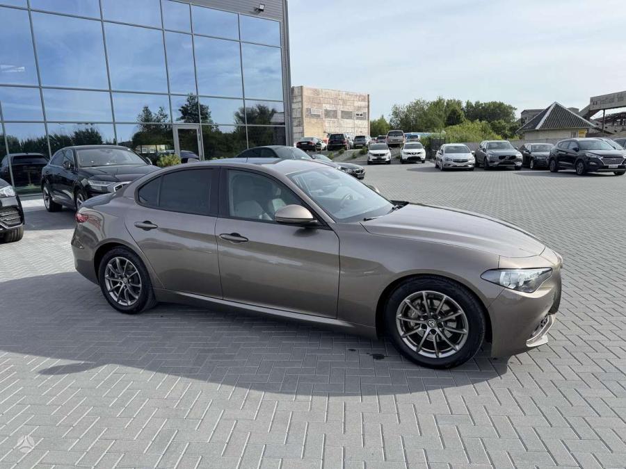 Brown Alfa Romeo Giulia 2017 in Telschi, with an engine capacity of 2.14 L and mileage of 207 thousand km for 8700 €, photo 9 on AUTOMOTO.COM.LV