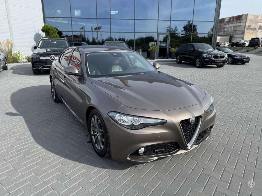 Brown Alfa Romeo Giulia 2017 in Telschi, with an engine capacity of 2.14 L and mileage of 207 thousand km for 8700 €, photo 10 on AUTOMOTO.COM.LV