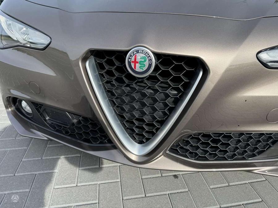 Brown Alfa Romeo Giulia 2017 in Telschi, with an engine capacity of 2.14 L and mileage of 207 thousand km for 8700 €, photo 12 on AUTOMOTO.COM.LV