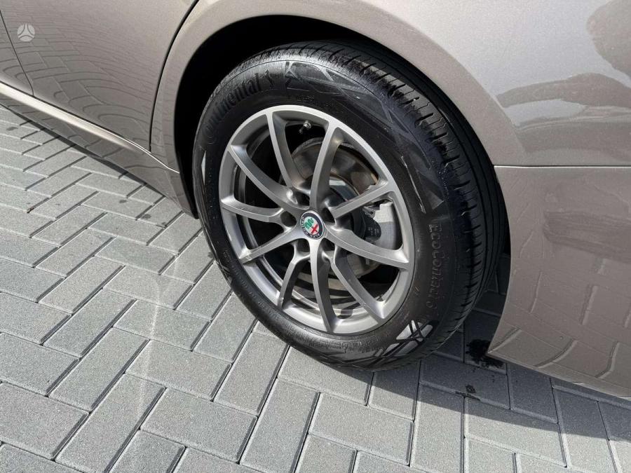 Brown Alfa Romeo Giulia 2017 in Telschi, with an engine capacity of 2.14 L and mileage of 207 thousand km for 8700 €, photo 17 on AUTOMOTO.COM.LV