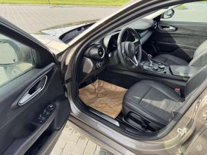 Brown Alfa Romeo Giulia 2017 in Telschi, with an engine capacity of 2.14 L and mileage of 207 thousand km for 8700 €, photo 18 on AUTOMOTO.COM.LV