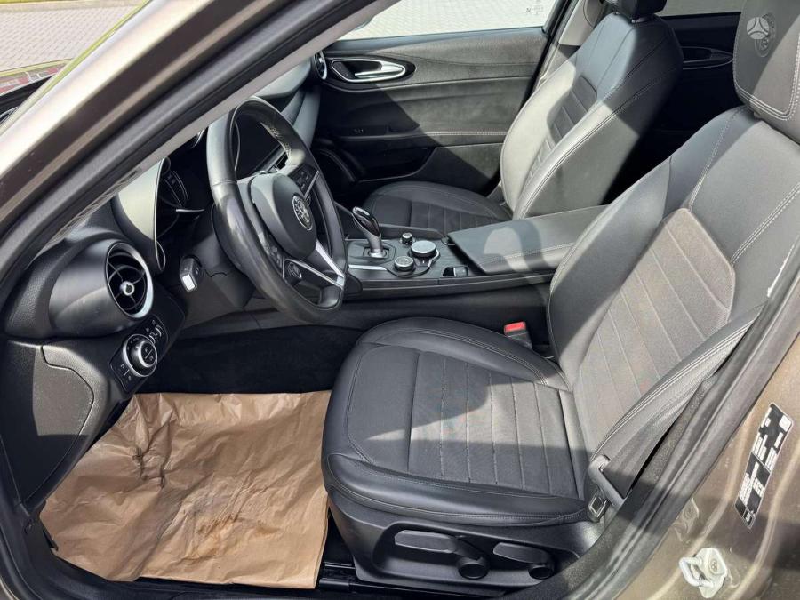 Brown Alfa Romeo Giulia 2017 in Telschi, with an engine capacity of 2.14 L and mileage of 207 thousand km for 8700 €, photo 19 on AUTOMOTO.COM.LV