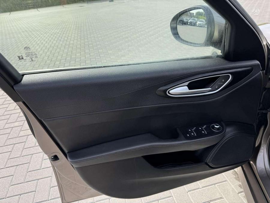 Brown Alfa Romeo Giulia 2017 in Telschi, with an engine capacity of 2.14 L and mileage of 207 thousand km for 8700 €, photo 21 on AUTOMOTO.COM.LV