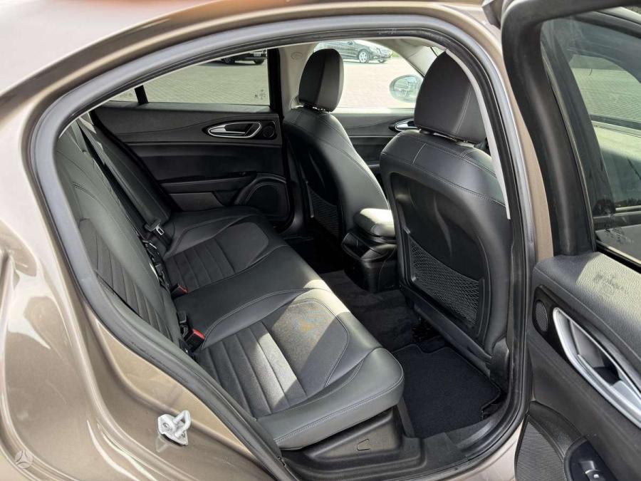Brown Alfa Romeo Giulia 2017 in Telschi, with an engine capacity of 2.14 L and mileage of 207 thousand km for 8700 €, photo 24 on AUTOMOTO.COM.LV
