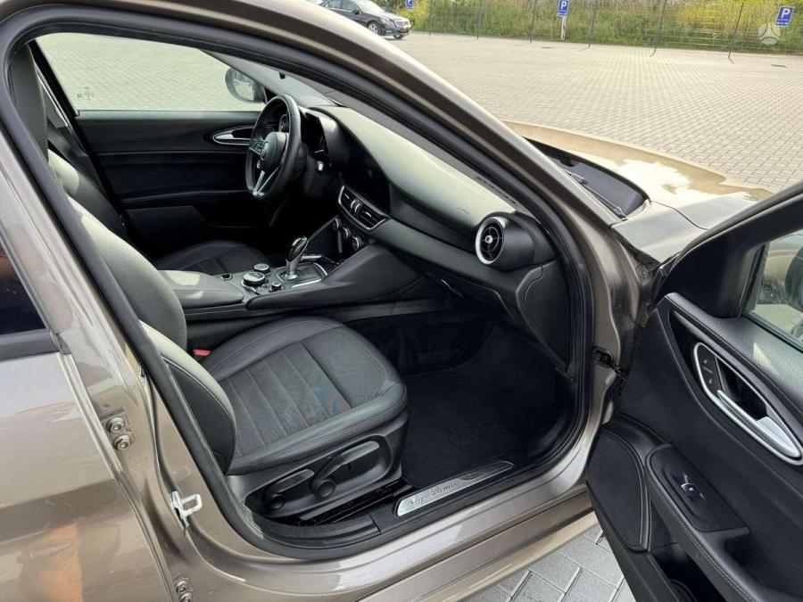 Brown Alfa Romeo Giulia 2017 in Telschi, with an engine capacity of 2.14 L and mileage of 207 thousand km for 8700 €, photo 25 on AUTOMOTO.COM.LV