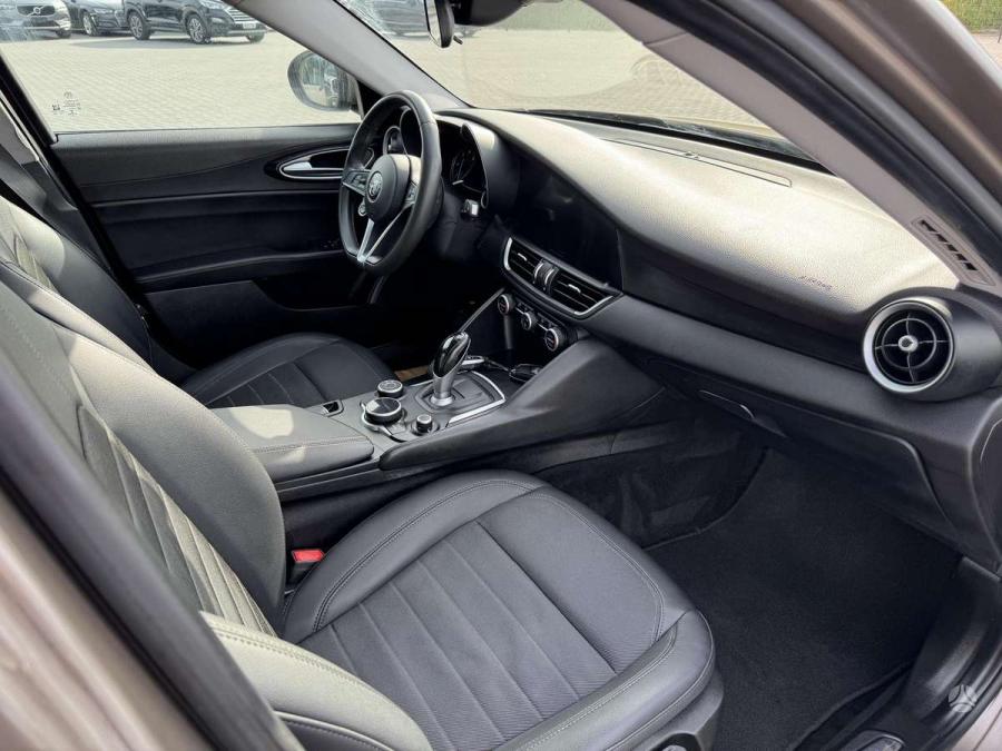 Brown Alfa Romeo Giulia 2017 in Telschi, with an engine capacity of 2.14 L and mileage of 207 thousand km for 8700 €, photo 26 on AUTOMOTO.COM.LV