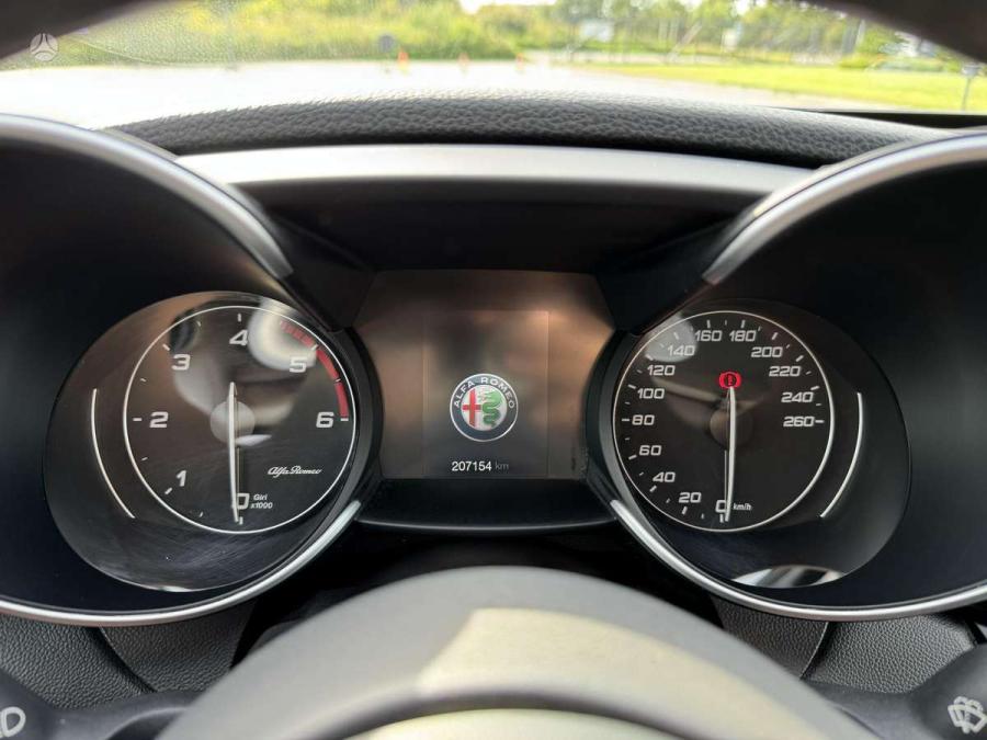 Brown Alfa Romeo Giulia 2017 in Telschi, with an engine capacity of 2.14 L and mileage of 207 thousand km for 8700 €, photo 27 on AUTOMOTO.COM.LV