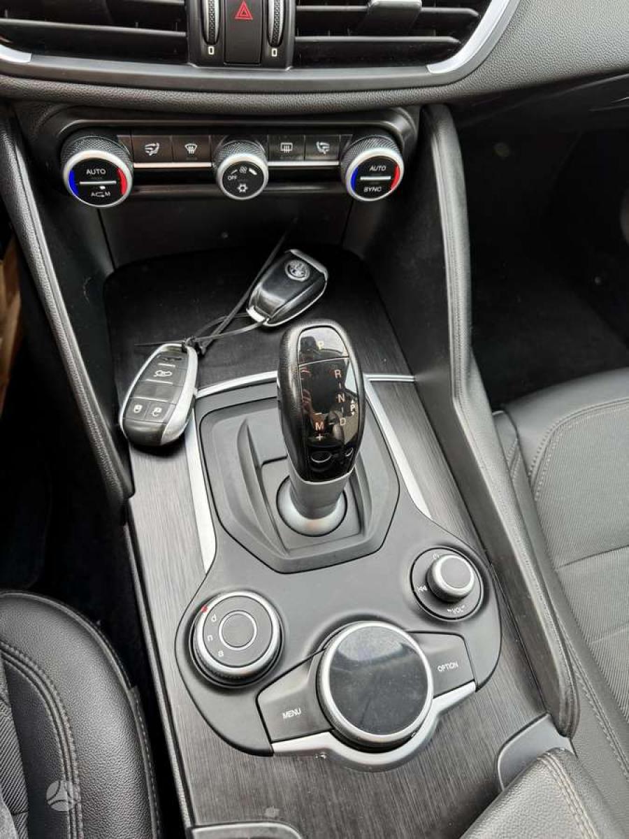 Brown Alfa Romeo Giulia 2017 in Telschi, with an engine capacity of 2.14 L and mileage of 207 thousand km for 8700 €, photo 29 on AUTOMOTO.COM.LV