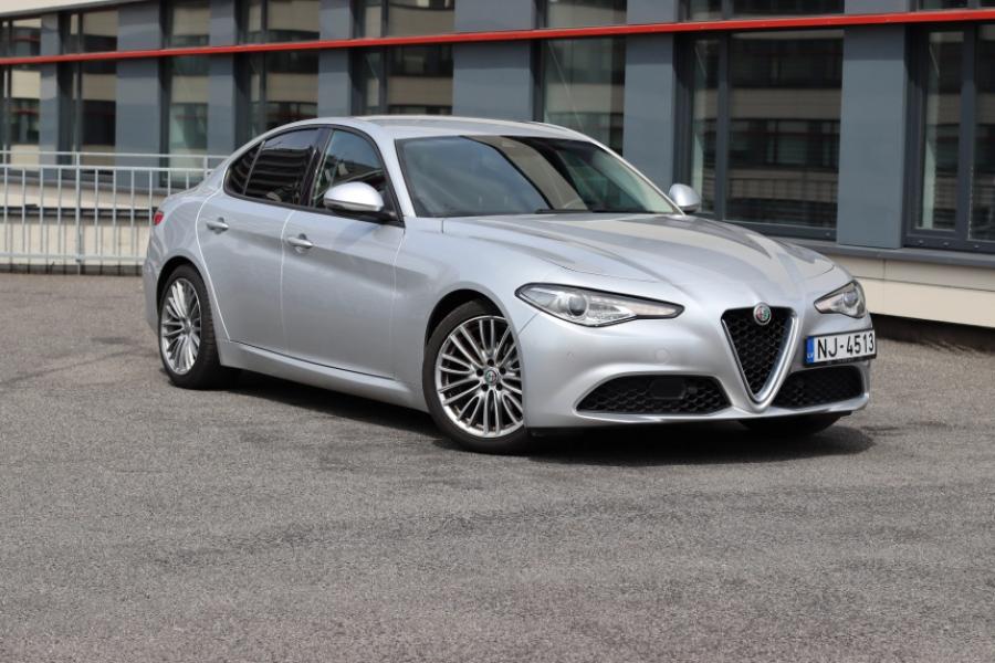 Pelēks Alfa Romeo Giulia 2016 Rīga, ar dzinēja tilpumu 2.20 L un nobraukumu 115 tūkst. km par 16880 €, foto 1 vietnē AUTOMOTO.COM.LV