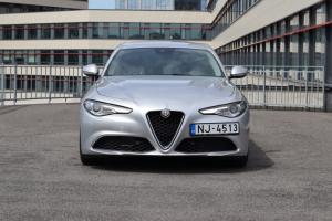 Pelēks Alfa Romeo Giulia 2016 Rīga, ar dzinēja tilpumu 2.20 L un nobraukumu 115 tūkst. km par 16880 €, foto 3 vietnē AUTOMOTO.COM.LV