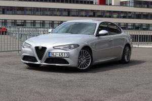 Pelēks Alfa Romeo Giulia 2016 Rīga, ar dzinēja tilpumu 2.20 L un nobraukumu 115 tūkst. km par 16880 €, foto 4 vietnē AUTOMOTO.COM.LV